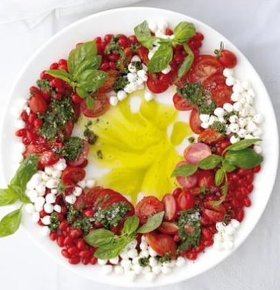 Christmas caprese wreath salad | Woolworths TASTE