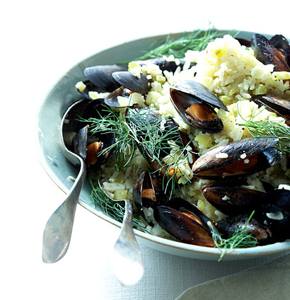Garlicky mussel and fennel rice recipe | Woolworths TASTE