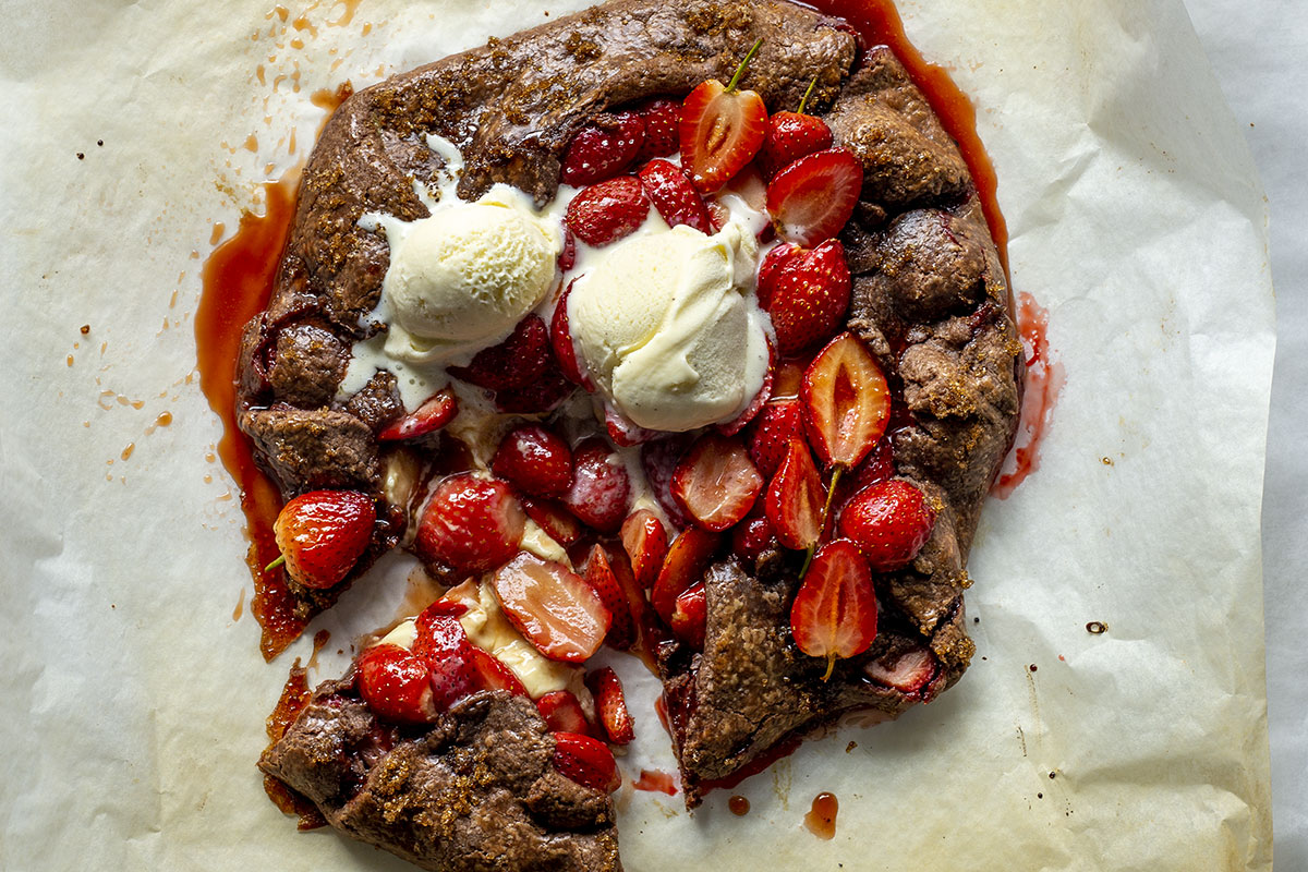 Strawberry chocolate pie recipe | Woolworths TASTE