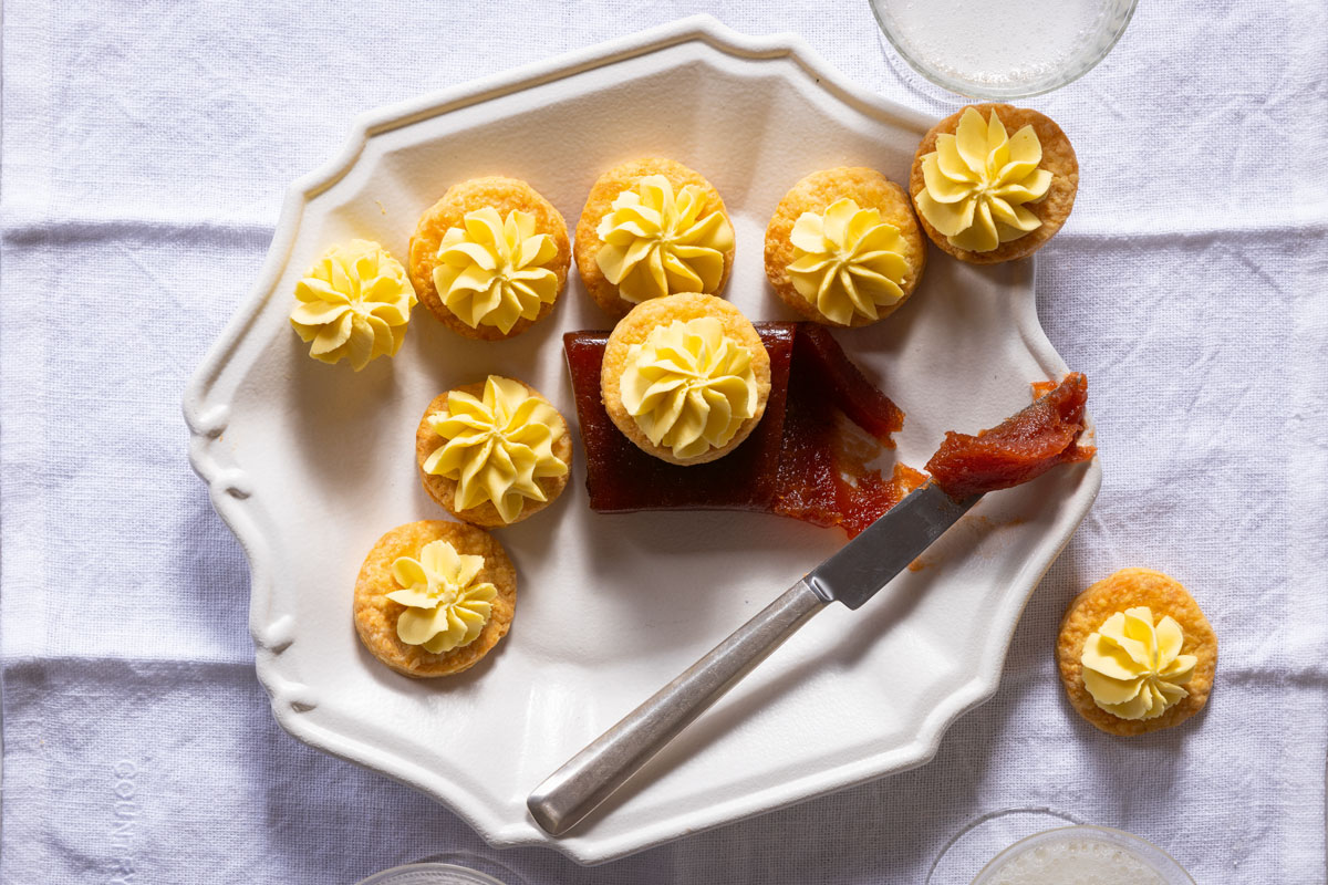 Buttery cheddar sablé with creamy cheese spread | WW TASTE